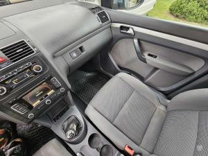 Pelēks Volkswagen Touran 2011 Kauņa, ar dzinēja tilpumu 1.60 L un nobraukumu 308 tūkst. km par 4300 €, foto 38 vietnē AUTOMOTO.COM.LV