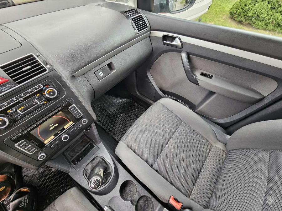 Pelēks Volkswagen Touran 2011 Kauņa, ar dzinēja tilpumu 1.60 L un nobraukumu 308 tūkst. km par 4300 €, foto 38 vietnē AUTOMOTO.COM.LV