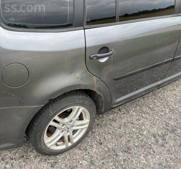 Grey Volkswagen Touran 2011 in Riga, with an engine capacity of 1.60 L and mileage of 263 thousand km for 2640 €, photo 4 on AUTOMOTO.COM.LV