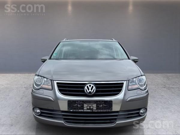 Grey Volkswagen Touran 2011 in Ogre, with an engine capacity of 1.60 L and mileage of 223 thousand km for 5495 €, photo 2 on AUTOMOTO.COM.LV