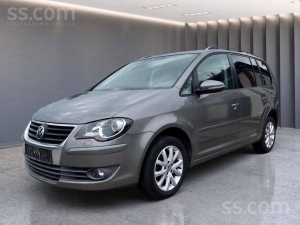 Grey Volkswagen Touran 2011 in Ogre, with an engine capacity of 1.60 L and mileage of 223 thousand km for 5495 €, photo 5 on AUTOMOTO.COM.LV