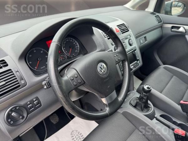 Grey Volkswagen Touran 2011 in Ogre, with an engine capacity of 1.60 L and mileage of 223 thousand km for 5495 €, photo 10 on AUTOMOTO.COM.LV