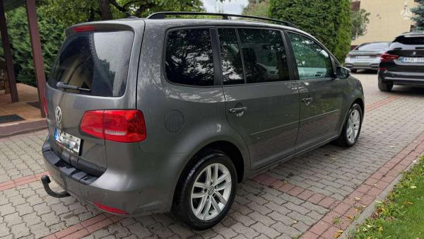 Pelēks Volkswagen Touran 2011 Viļņa, ar dzinēja tilpumu 1.60 L un nobraukumu 310 tūkst. km par 4250 €, foto 4 vietnē AUTOMOTO.COM.LV