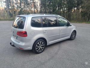 Pelēks Volkswagen Touran 2011 Kauņa, ar dzinēja tilpumu 1.60 L un nobraukumu 369 tūkst. km par 5200 €, foto 4 vietnē AUTOMOTO.COM.LV