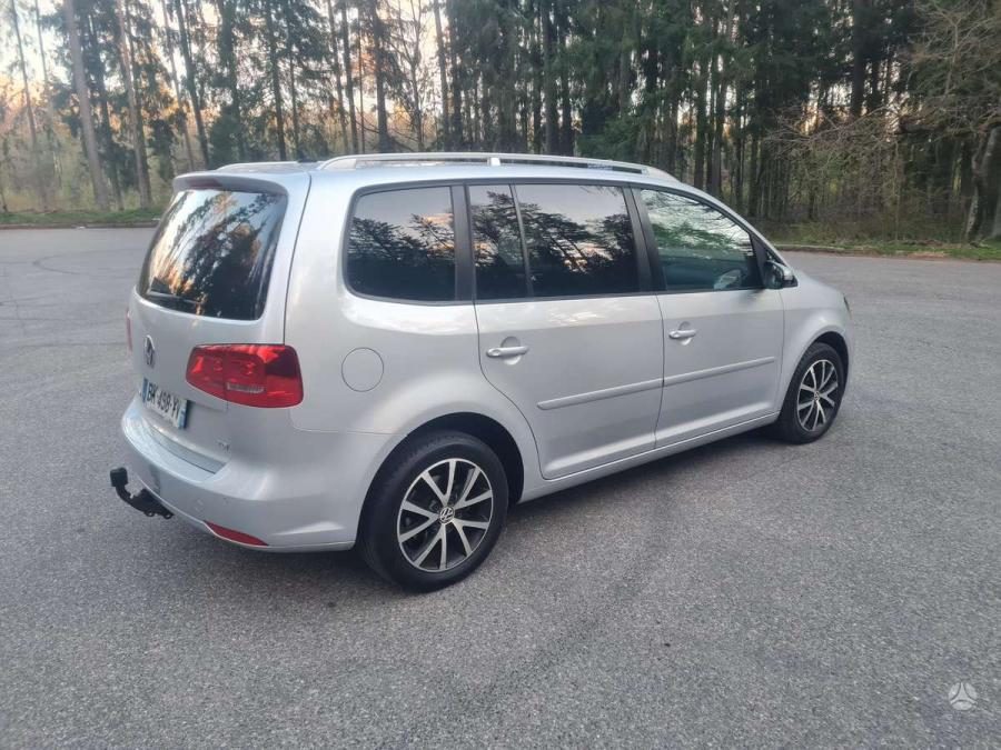 Pelēks Volkswagen Touran 2011 Kauņa, ar dzinēja tilpumu 1.60 L un nobraukumu 369 tūkst. km par 5200 €, foto 4 vietnē AUTOMOTO.COM.LV