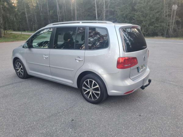 Pelēks Volkswagen Touran 2011 Kauņa, ar dzinēja tilpumu 1.60 L un nobraukumu 369 tūkst. km par 5200 €, foto 4 vietnē AUTOMOTO.COM.LV