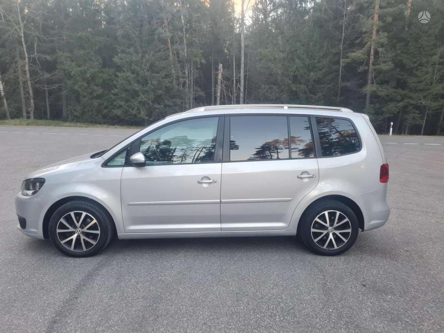 Pelēks Volkswagen Touran 2011 Kauņa, ar dzinēja tilpumu 1.60 L un nobraukumu 369 tūkst. km par 5200 €, foto 6 vietnē AUTOMOTO.COM.LV