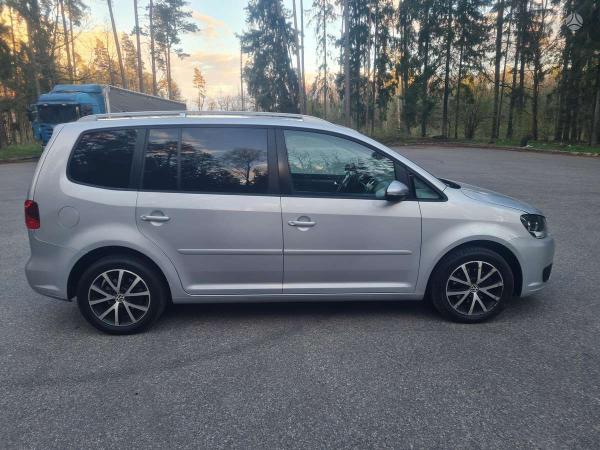 Pelēks Volkswagen Touran 2011 Kauņa, ar dzinēja tilpumu 1.60 L un nobraukumu 369 tūkst. km par 5200 €, foto 6 vietnē AUTOMOTO.COM.LV