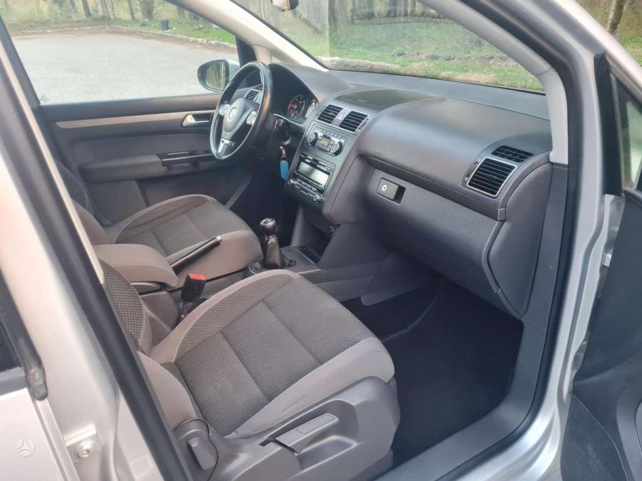 Pelēks Volkswagen Touran 2011 Kauņa, ar dzinēja tilpumu 1.60 L un nobraukumu 369 tūkst. km par 5200 €, foto 10 vietnē AUTOMOTO.COM.LV