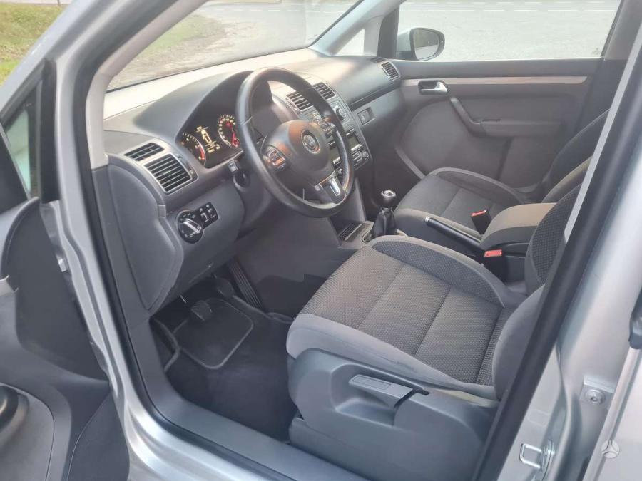 Pelēks Volkswagen Touran 2011 Kauņa, ar dzinēja tilpumu 1.60 L un nobraukumu 369 tūkst. km par 5200 €, foto 11 vietnē AUTOMOTO.COM.LV
