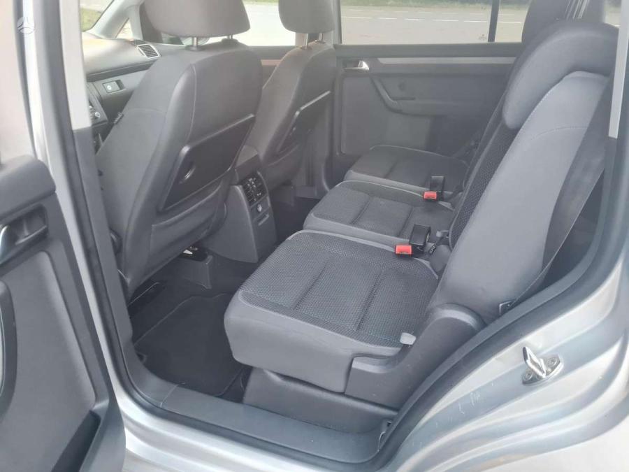 Pelēks Volkswagen Touran 2011 Kauņa, ar dzinēja tilpumu 1.60 L un nobraukumu 369 tūkst. km par 5200 €, foto 13 vietnē AUTOMOTO.COM.LV
