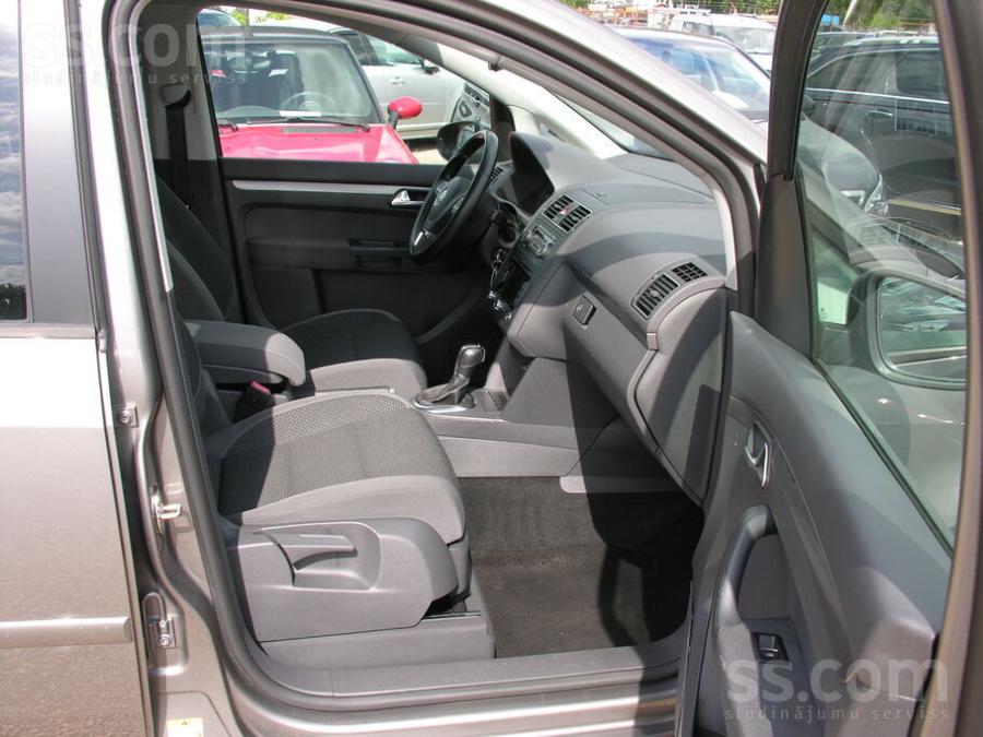 Pelēks Volkswagen Touran 2011 Rīga, ar dzinēja tilpumu 2.00 L un nobraukumu 0 tūkst. km par 6250 €, foto 6 vietnē AUTOMOTO.COM.LV