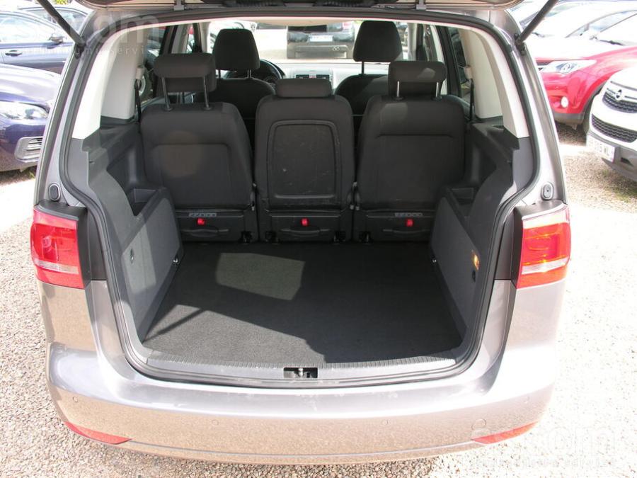 Pelēks Volkswagen Touran 2011 Rīga, ar dzinēja tilpumu 2.00 L un nobraukumu 0 tūkst. km par 6250 €, foto 8 vietnē AUTOMOTO.COM.LV