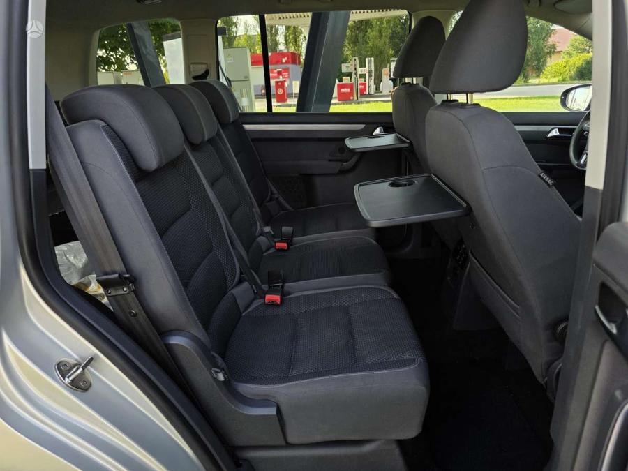 Grey Volkswagen Touran 2011 in Taurage, with an engine capacity of 1.60 L and mileage of 245 thousand km for 4800 €, photo 14 on AUTOMOTO.COM.LV