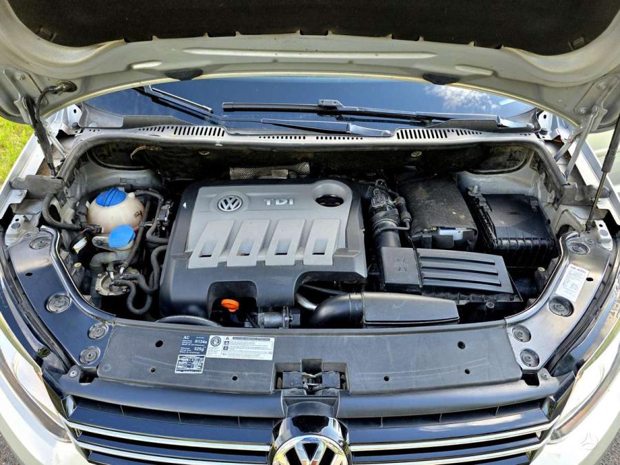 Grey Volkswagen Touran 2011 in Taurage, with an engine capacity of 1.60 L and mileage of 245 thousand km for 4800 €, photo 17 on AUTOMOTO.COM.LV