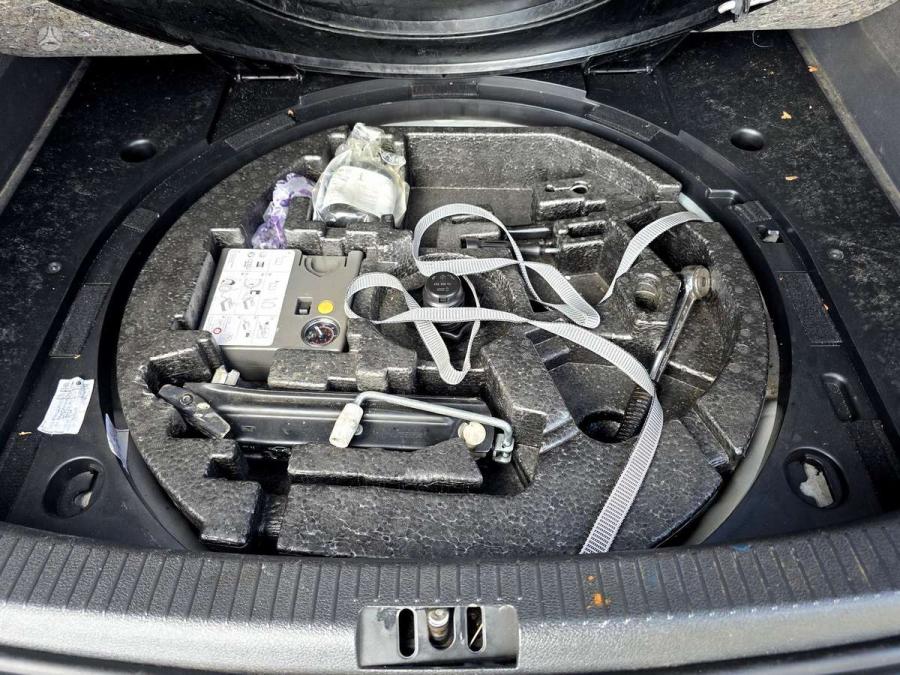 Grey Volkswagen Touran 2011 in Taurage, with an engine capacity of 1.60 L and mileage of 245 thousand km for 4800 €, photo 33 on AUTOMOTO.COM.LV