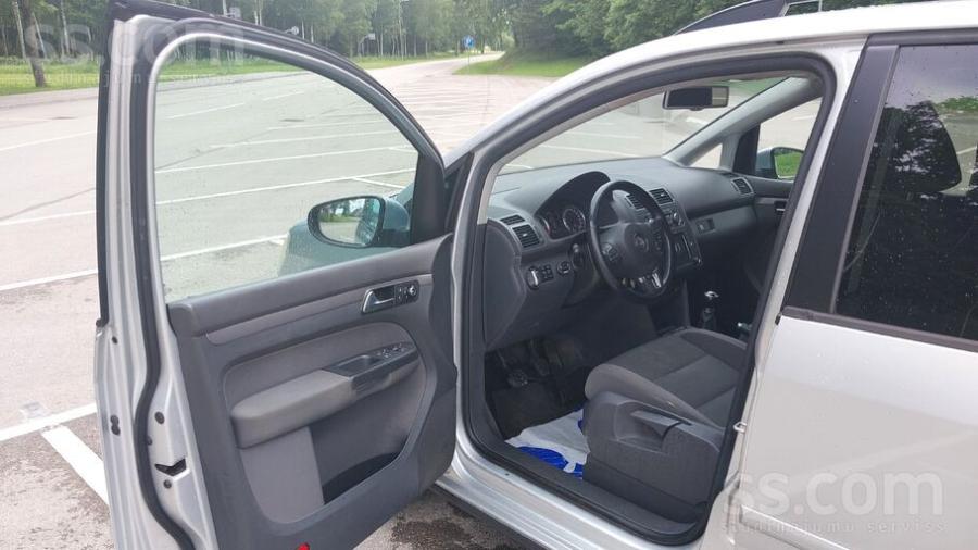 Pelēks Volkswagen Touran 2011 Alūksne, ar dzinēja tilpumu 1.60 L un nobraukumu 0 tūkst. km par 4250 €, foto 12 vietnē AUTOMOTO.COM.LV