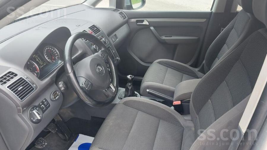 Pelēks Volkswagen Touran 2011 Alūksne, ar dzinēja tilpumu 1.60 L un nobraukumu 0 tūkst. km par 4250 €, foto 14 vietnē AUTOMOTO.COM.LV