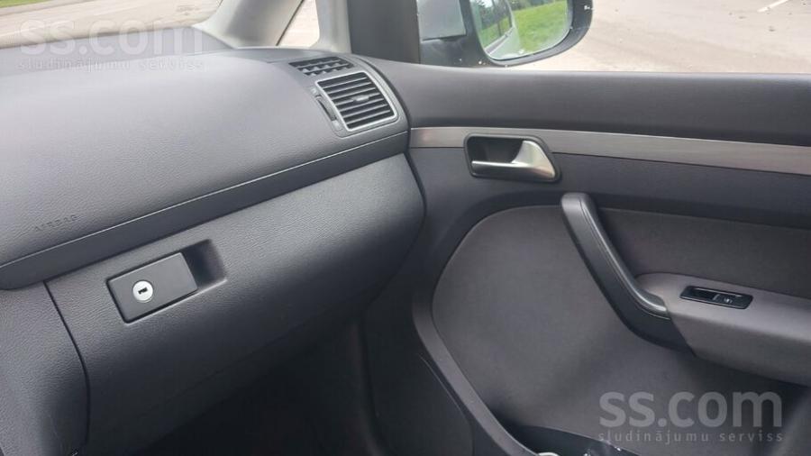 Pelēks Volkswagen Touran 2011 Alūksne, ar dzinēja tilpumu 1.60 L un nobraukumu 0 tūkst. km par 4250 €, foto 19 vietnē AUTOMOTO.COM.LV