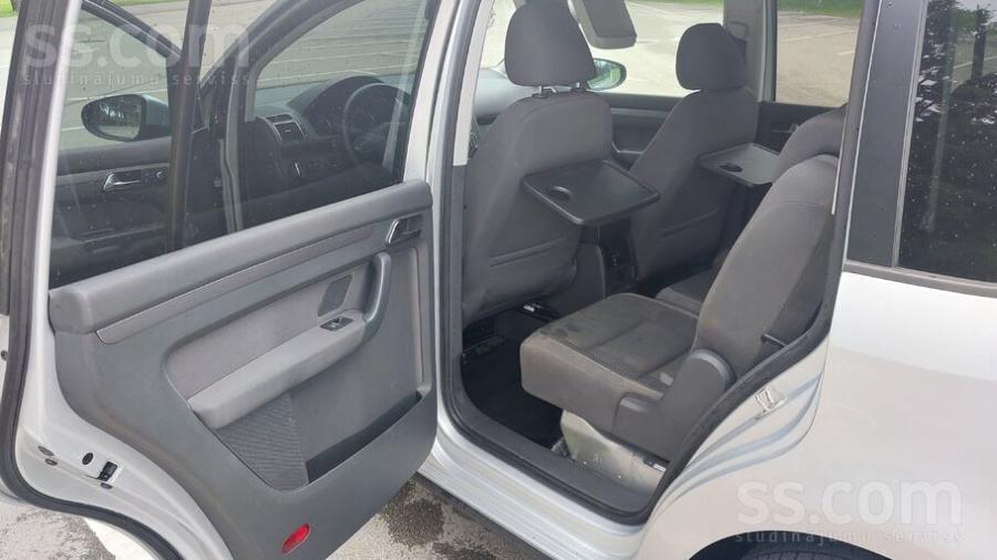 Pelēks Volkswagen Touran 2011 Alūksne, ar dzinēja tilpumu 1.60 L un nobraukumu 0 tūkst. km par 4250 €, foto 23 vietnē AUTOMOTO.COM.LV