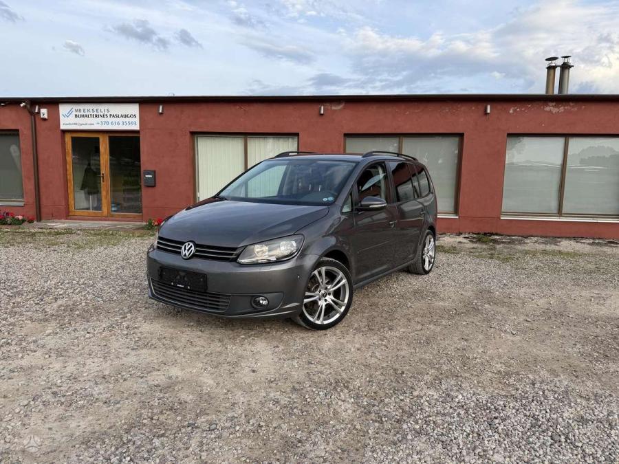 Grey Volkswagen Touran 2011 in Kaunas, with an engine capacity of 1.97 L and mileage of 410 thousand km for 3150 €, photo 1 on AUTOMOTO.COM.LV
