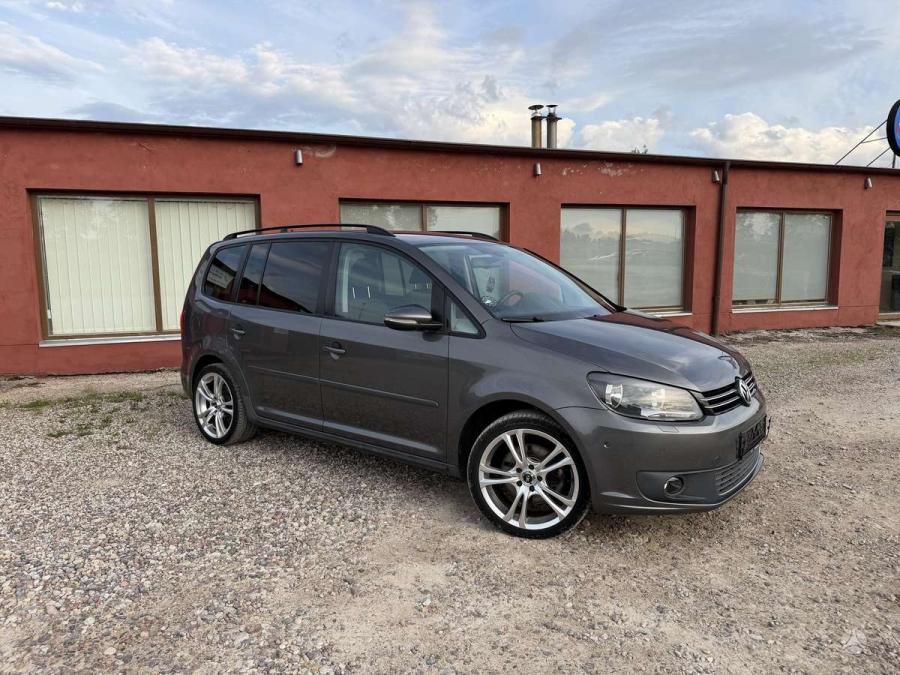Grey Volkswagen Touran 2011 in Kaunas, with an engine capacity of 1.97 L and mileage of 410 thousand km for 3150 €, photo 5 on AUTOMOTO.COM.LV