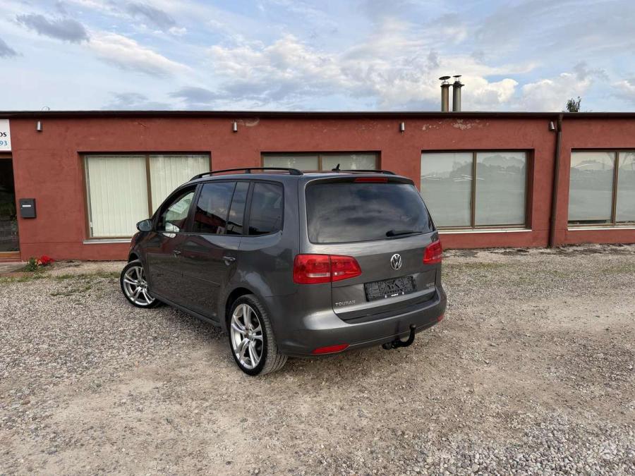 Grey Volkswagen Touran 2011 in Kaunas, with an engine capacity of 1.97 L and mileage of 410 thousand km for 3150 €, photo 6 on AUTOMOTO.COM.LV