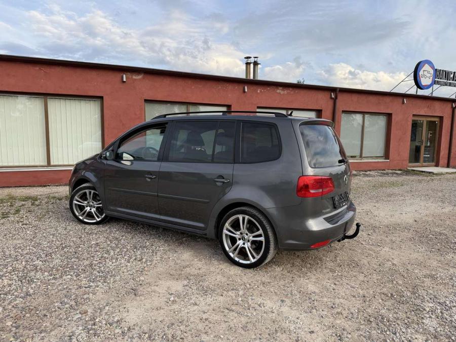 Grey Volkswagen Touran 2011 in Kaunas, with an engine capacity of 1.97 L and mileage of 410 thousand km for 3150 €, photo 7 on AUTOMOTO.COM.LV