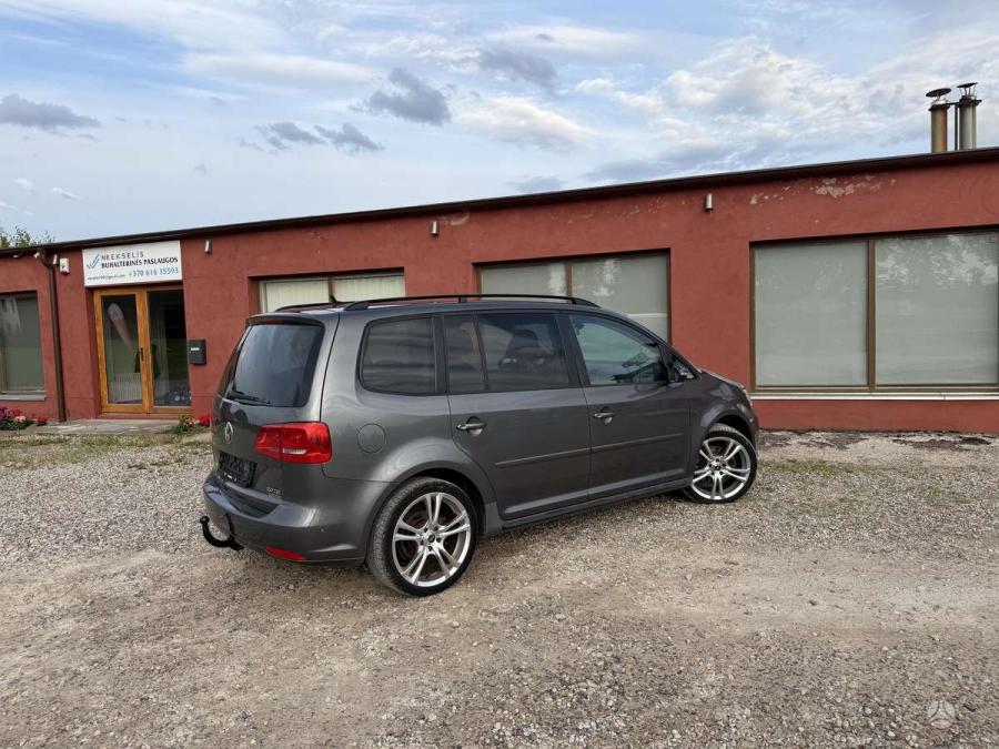 Grey Volkswagen Touran 2011 in Kaunas, with an engine capacity of 1.97 L and mileage of 410 thousand km for 3150 €, photo 9 on AUTOMOTO.COM.LV