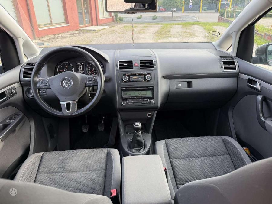 Grey Volkswagen Touran 2011 in Kaunas, with an engine capacity of 1.97 L and mileage of 410 thousand km for 3150 €, photo 14 on AUTOMOTO.COM.LV