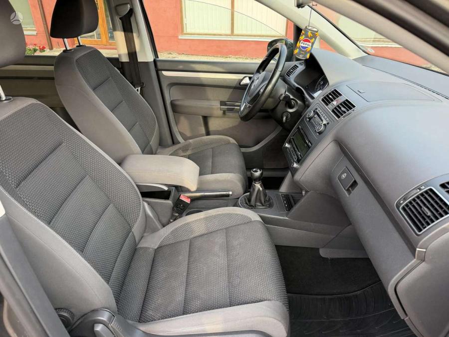 Grey Volkswagen Touran 2011 in Kaunas, with an engine capacity of 1.97 L and mileage of 410 thousand km for 3150 €, photo 16 on AUTOMOTO.COM.LV
