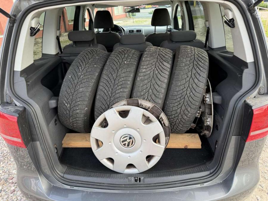 Grey Volkswagen Touran 2011 in Kaunas, with an engine capacity of 1.97 L and mileage of 410 thousand km for 3150 €, photo 19 on AUTOMOTO.COM.LV