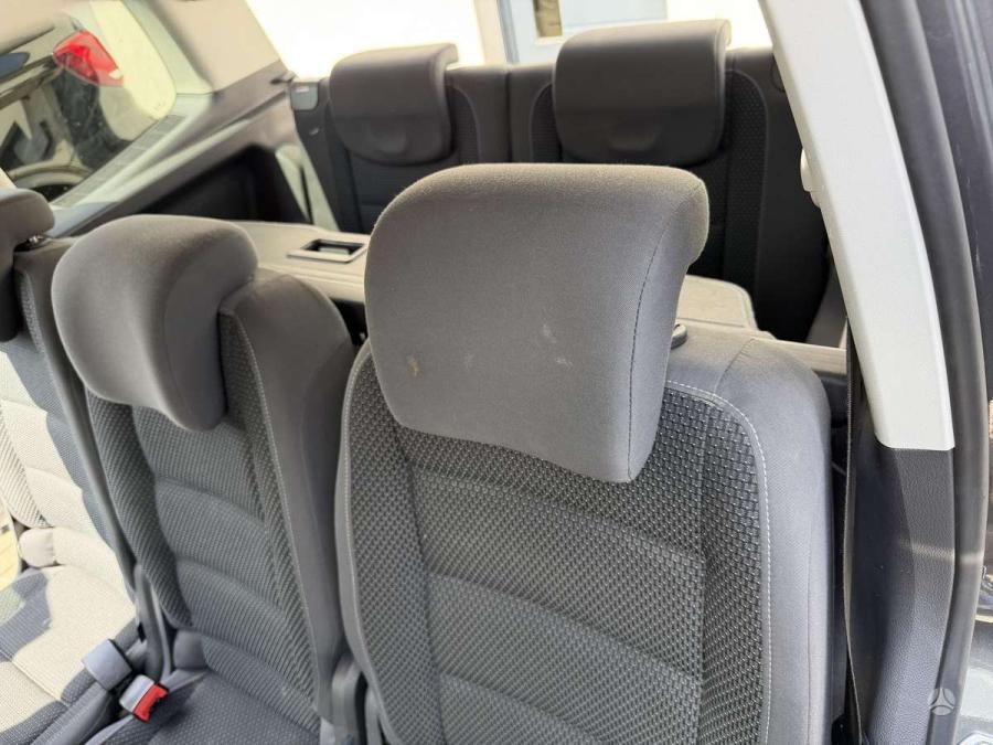 Grey Volkswagen Touran 2011 in Kaunas, with an engine capacity of 1.97 L and mileage of 410 thousand km for 3150 €, photo 21 on AUTOMOTO.COM.LV