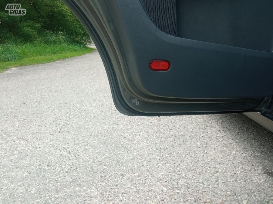 Grey Volkswagen Touran 2011 in Vilnius, with an engine capacity of 1.60 L and mileage of 310 thousand km for 4890 €, photo 13 on AUTOMOTO.COM.LV