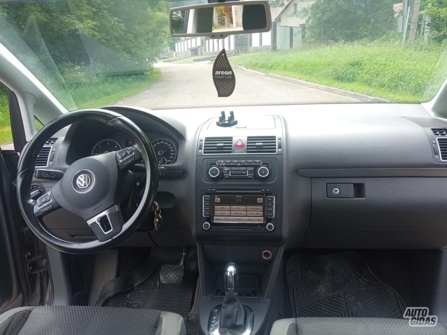 Grey Volkswagen Touran 2011 in Vilnius, with an engine capacity of 1.60 L and mileage of 310 thousand km for 4890 €, photo 17 on AUTOMOTO.COM.LV