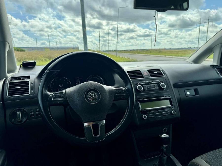 Grey Volkswagen Touran 2011 in Panevezys, with an engine capacity of 1.20 L and mileage of 305 thousand km for 2499 €, photo 10 on AUTOMOTO.COM.LV