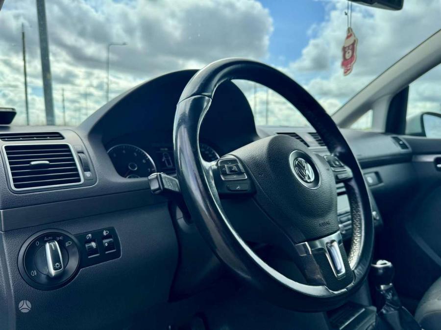 Grey Volkswagen Touran 2011 in Panevezys, with an engine capacity of 1.20 L and mileage of 305 thousand km for 2499 €, photo 11 on AUTOMOTO.COM.LV