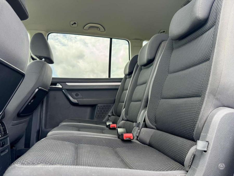 Grey Volkswagen Touran 2011 in Panevezys, with an engine capacity of 1.20 L and mileage of 305 thousand km for 2499 €, photo 16 on AUTOMOTO.COM.LV