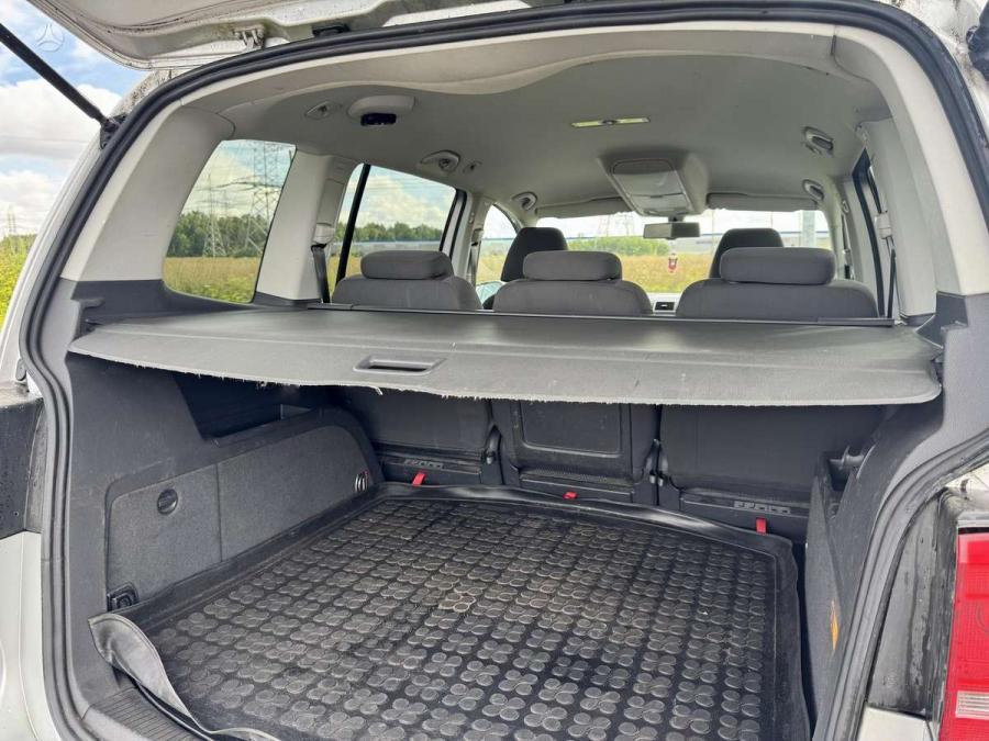 Grey Volkswagen Touran 2011 in Panevezys, with an engine capacity of 1.20 L and mileage of 305 thousand km for 2499 €, photo 17 on AUTOMOTO.COM.LV