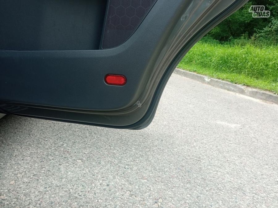 Grey Volkswagen Touran 2011 in Vilnius, with an engine capacity of 1.60 L and mileage of 310 thousand km for 4890 €, photo 14 on AUTOMOTO.COM.LV