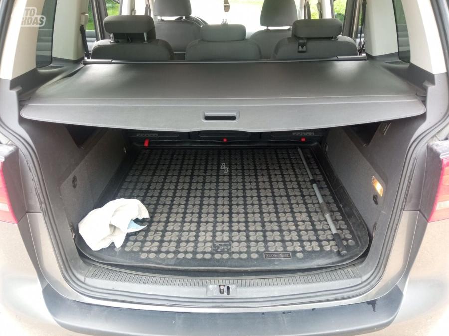 Grey Volkswagen Touran 2011 in Vilnius, with an engine capacity of 1.60 L and mileage of 310 thousand km for 4890 €, photo 16 on AUTOMOTO.COM.LV