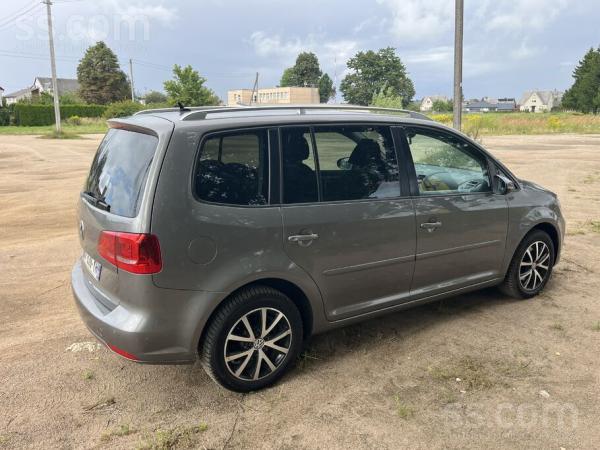 Grey Volkswagen Touran 2011 in Riga, with an engine capacity of 2.00 L and mileage of 225 thousand km for 6550 €, photo 4 on AUTOMOTO.COM.LV