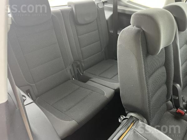 Grey Volkswagen Touran 2011 in Riga, with an engine capacity of 2.00 L and mileage of 225 thousand km for 6550 €, photo 7 on AUTOMOTO.COM.LV