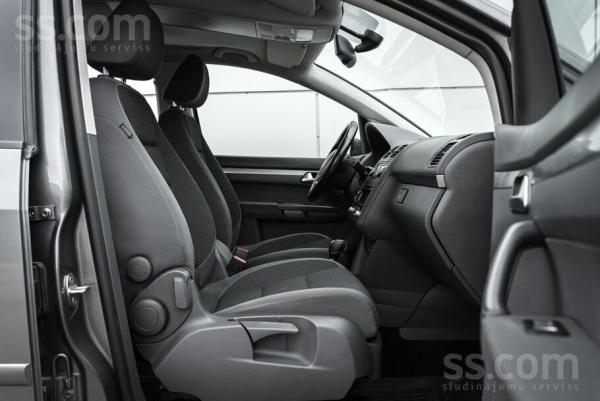 Pelēks Volkswagen Touran 2011 Rīga, ar dzinēja tilpumu 1.60 L un nobraukumu 282 tūkst. km par 4990 €, foto 10 vietnē AUTOMOTO.COM.LV