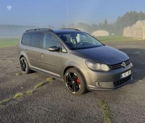 Pelēks Volkswagen Touran 2011 Kauņa, ar dzinēja tilpumu 1.60 L un nobraukumu 304 tūkst. km par 5000 €, foto  vietnē AUTOMOTO.COM.LV