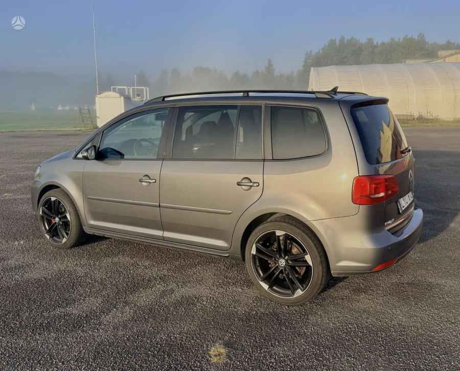 Pelēks Volkswagen Touran 2011 Kauņa, ar dzinēja tilpumu 1.60 L un nobraukumu 304 tūkst. km par 5000 €, foto 4 vietnē AUTOMOTO.COM.LV