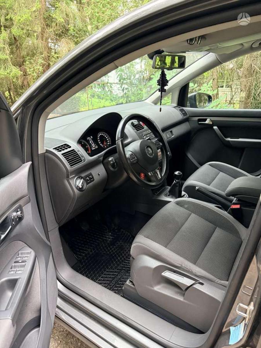 Pelēks Volkswagen Touran 2011 Kauņa, ar dzinēja tilpumu 1.60 L un nobraukumu 304 tūkst. km par 5000 €, foto 8 vietnē AUTOMOTO.COM.LV