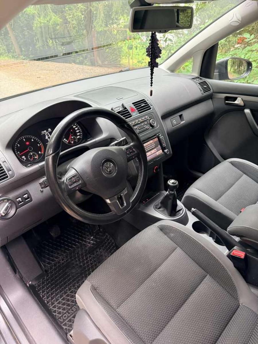 Pelēks Volkswagen Touran 2011 Kauņa, ar dzinēja tilpumu 1.60 L un nobraukumu 304 tūkst. km par 5000 €, foto 9 vietnē AUTOMOTO.COM.LV