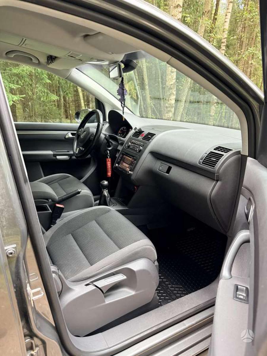 Pelēks Volkswagen Touran 2011 Kauņa, ar dzinēja tilpumu 1.60 L un nobraukumu 304 tūkst. km par 5000 €, foto 10 vietnē AUTOMOTO.COM.LV