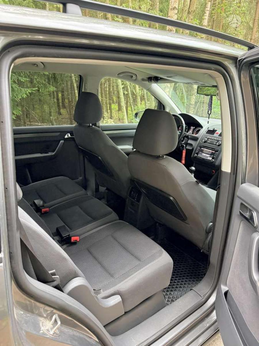 Pelēks Volkswagen Touran 2011 Kauņa, ar dzinēja tilpumu 1.60 L un nobraukumu 304 tūkst. km par 5000 €, foto 11 vietnē AUTOMOTO.COM.LV
